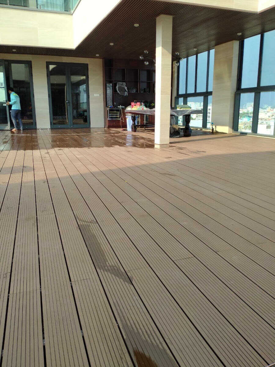 Cách vệ sinh sàn nhựa giả gỗ luôn bền đẹp như mới